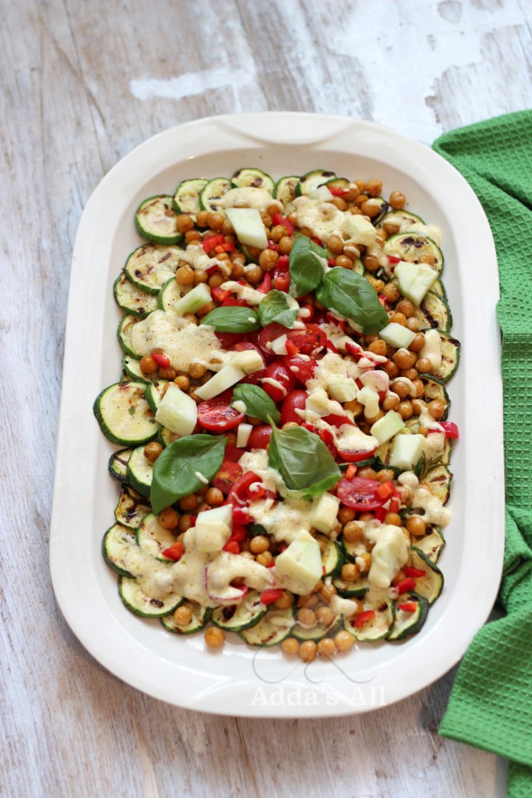 Sallatë me qiqra, kungulleshka dhe domate – Adda's All