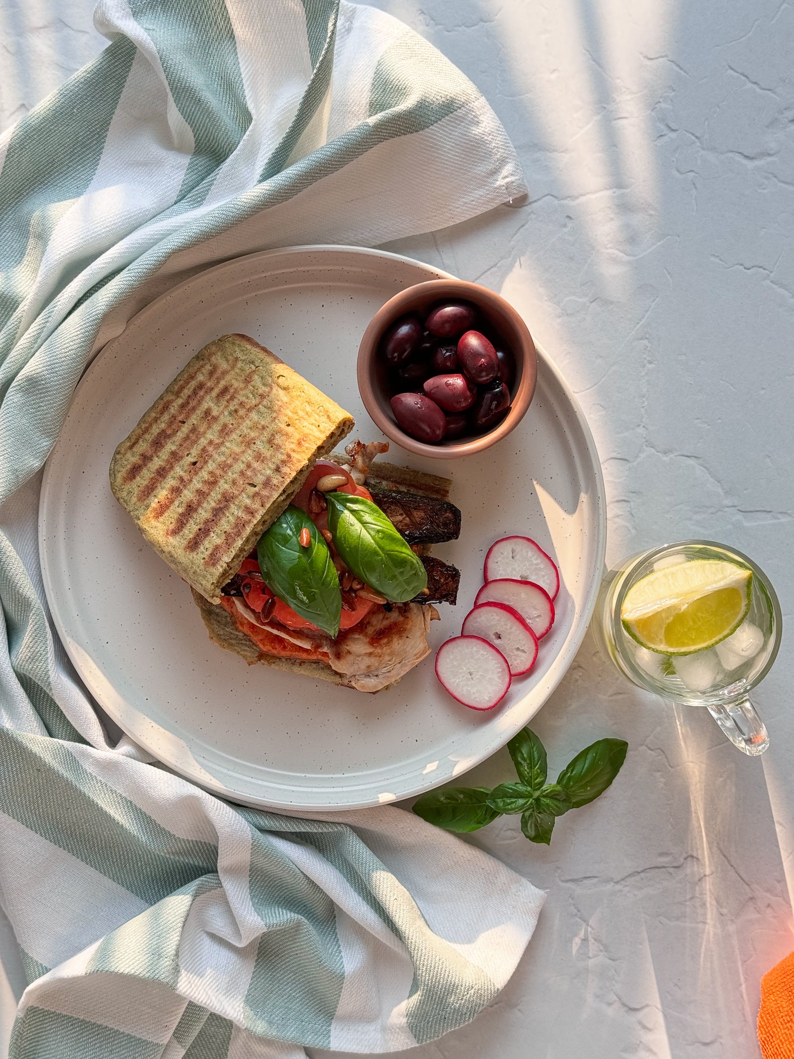 Sanduiç me Bukë Kuinoa – Praktik, i Shëndetshëm dhe Pa Gluten – Adda's All